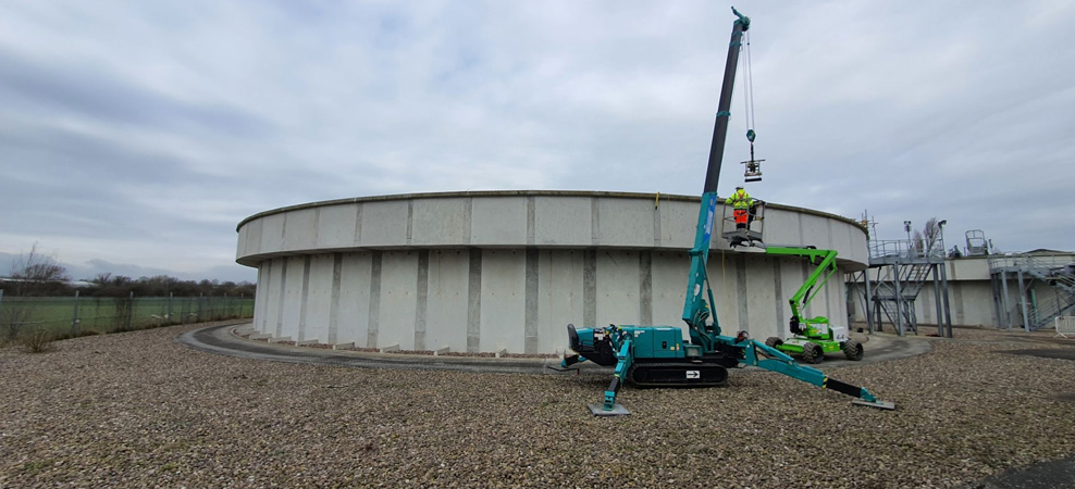 Sewage lifting team flush with success thanks to Maeda mini crane | Hird